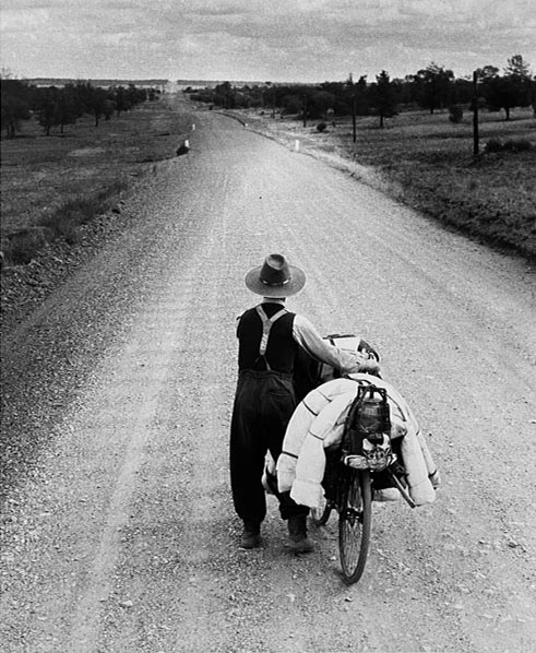 Axel Poignant, The Swagman 1954, Australian photography, Gael Newton AM
